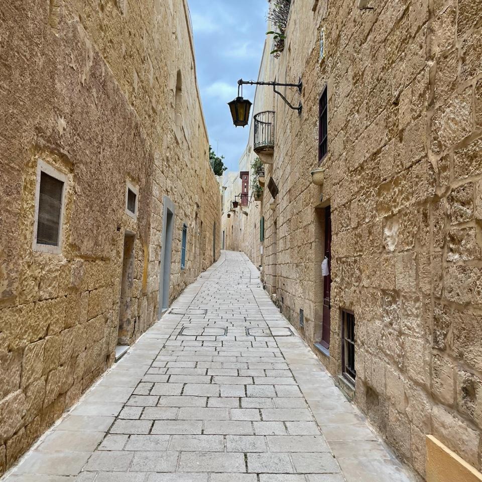 “부자 아빠 가난한 아빠” 핵심 정리 – 돈이 나를 위해 일하게 만드는 법